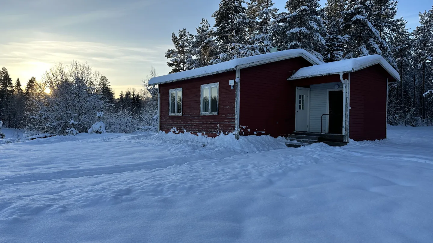 Litet hus nära skogen | Glada Hudik